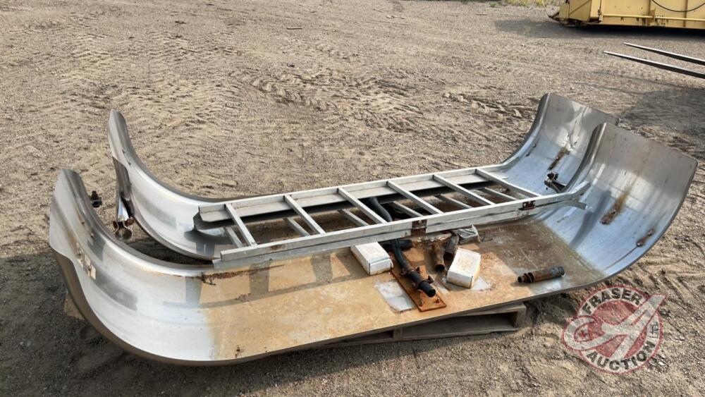 2 Truck fenders w/ loading ramp, H41
