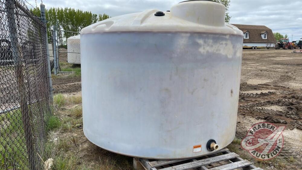 1250 gal Polywest poly water tank, F61