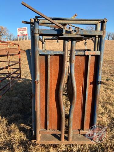 Auto-Catch headgate w/ Squeeze Chute and palp cage, K60