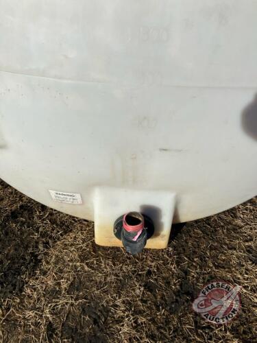 1025 gal poly water tank, K108