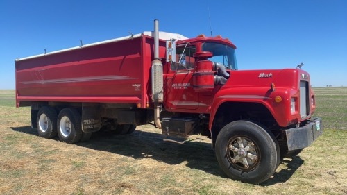 1982 Mack RD611 grain truck, 4632 hrs, 049,979km showing, vin ...