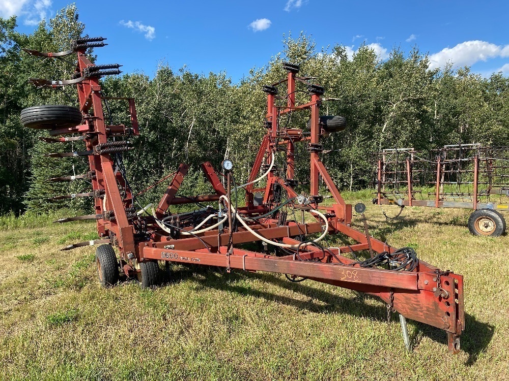 31’ CaseIH 5600 Deep Tiller, set up for NH3 w/Atom Jet carbide tip ...