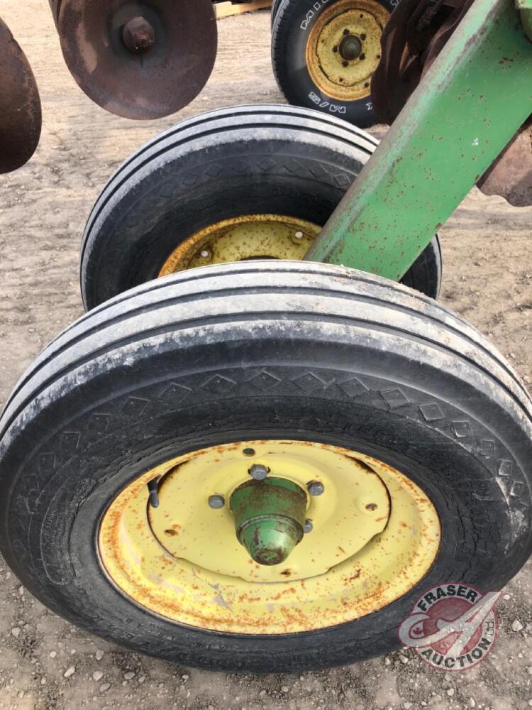 12ft JD 210 tandem disc, K111
